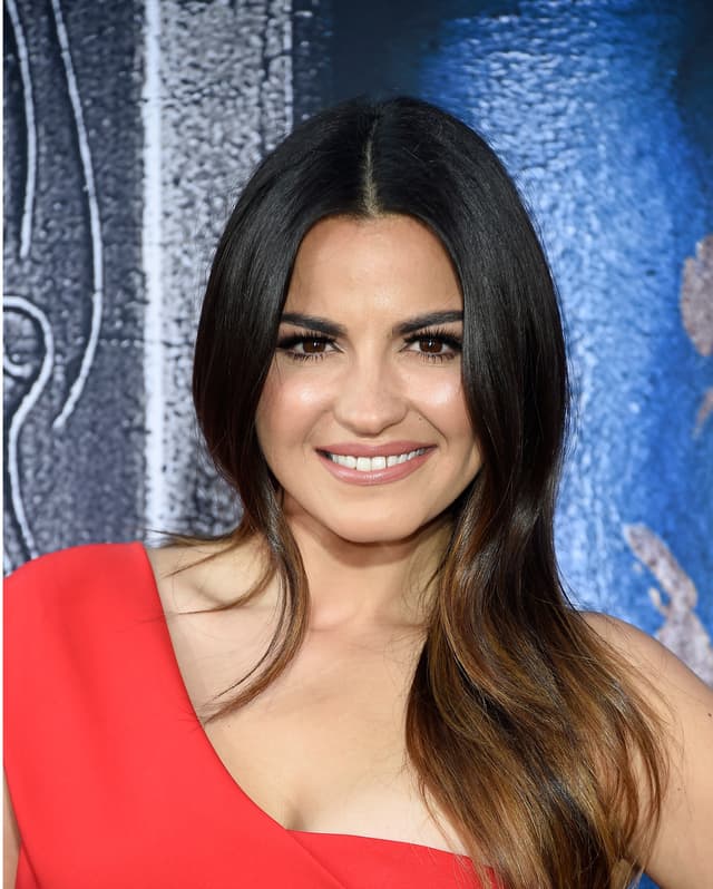 Maite Perroni aparece en portada con larga cabellera ¡hasta las piernas ...