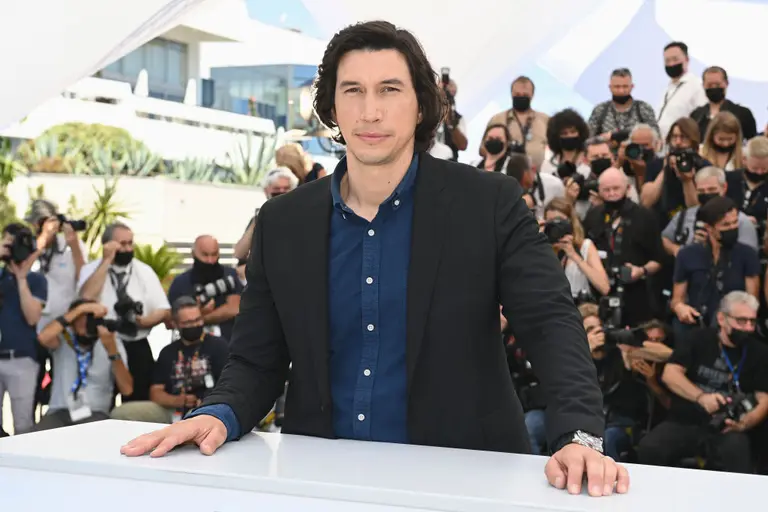 Adam Driver levanta suspiros en su nueva campaña para perfume Burberry ...