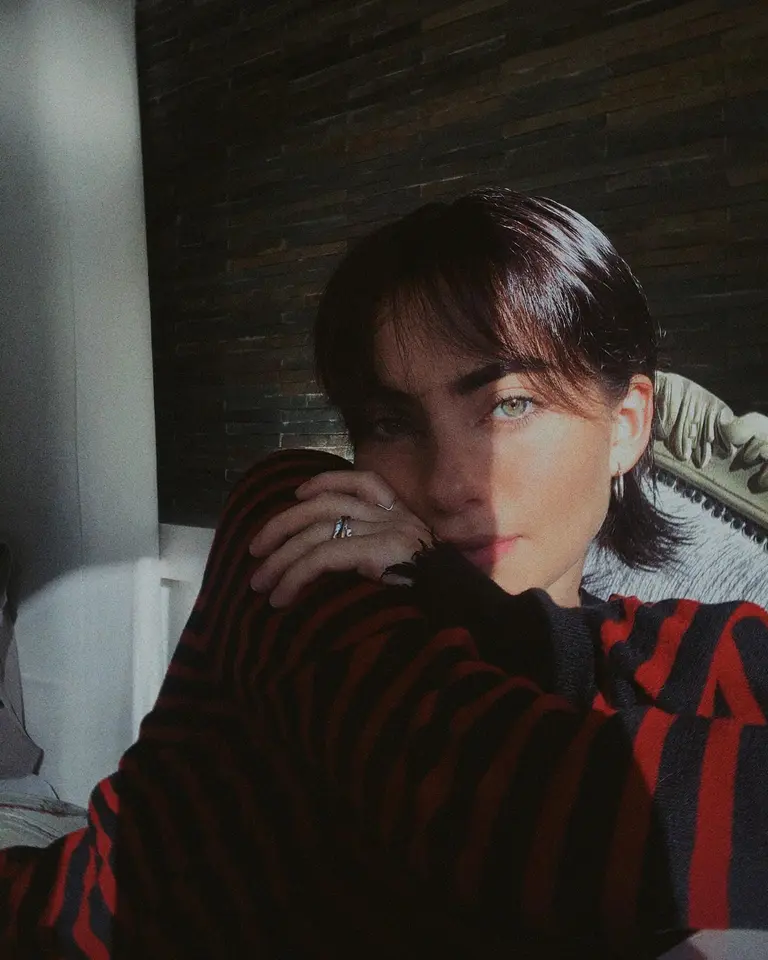 Camila, hija de Raúl Araiza, presume look rapado en evento de marca de ...