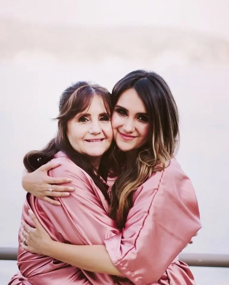 Dulce María y otras famosas que heredaron la belleza de sus madres ...