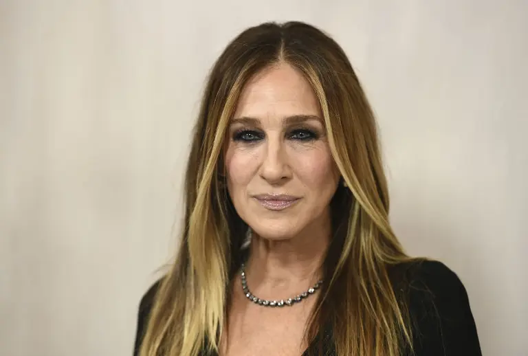 Sarah Jessica Parker asegura que no se deja las canas por valentía ...