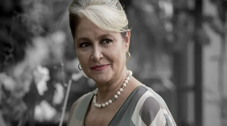 Daniela Romo revela que podría dejar las canas en su larga cabellera ...