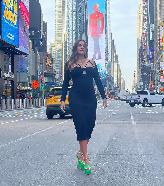 Galilea Montijo modela marca mexicana desde Times Square en Nueva York | Shows Canal U | Unicable