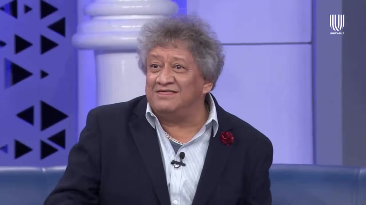 Jorge Falcón se conmueve al recibir un reconocimiento por mejor ...