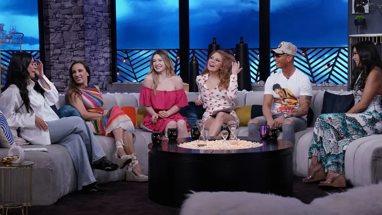 Netas Divinas: capítulo completo - Mia y Erik Rubín | Shows Netas ...